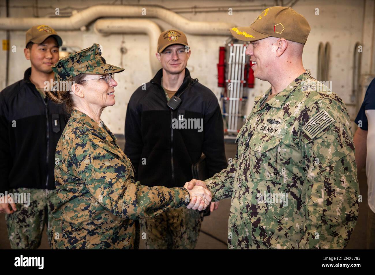 Cmdr. Matthew Plant, à droite, directeur général du navire de transport ...