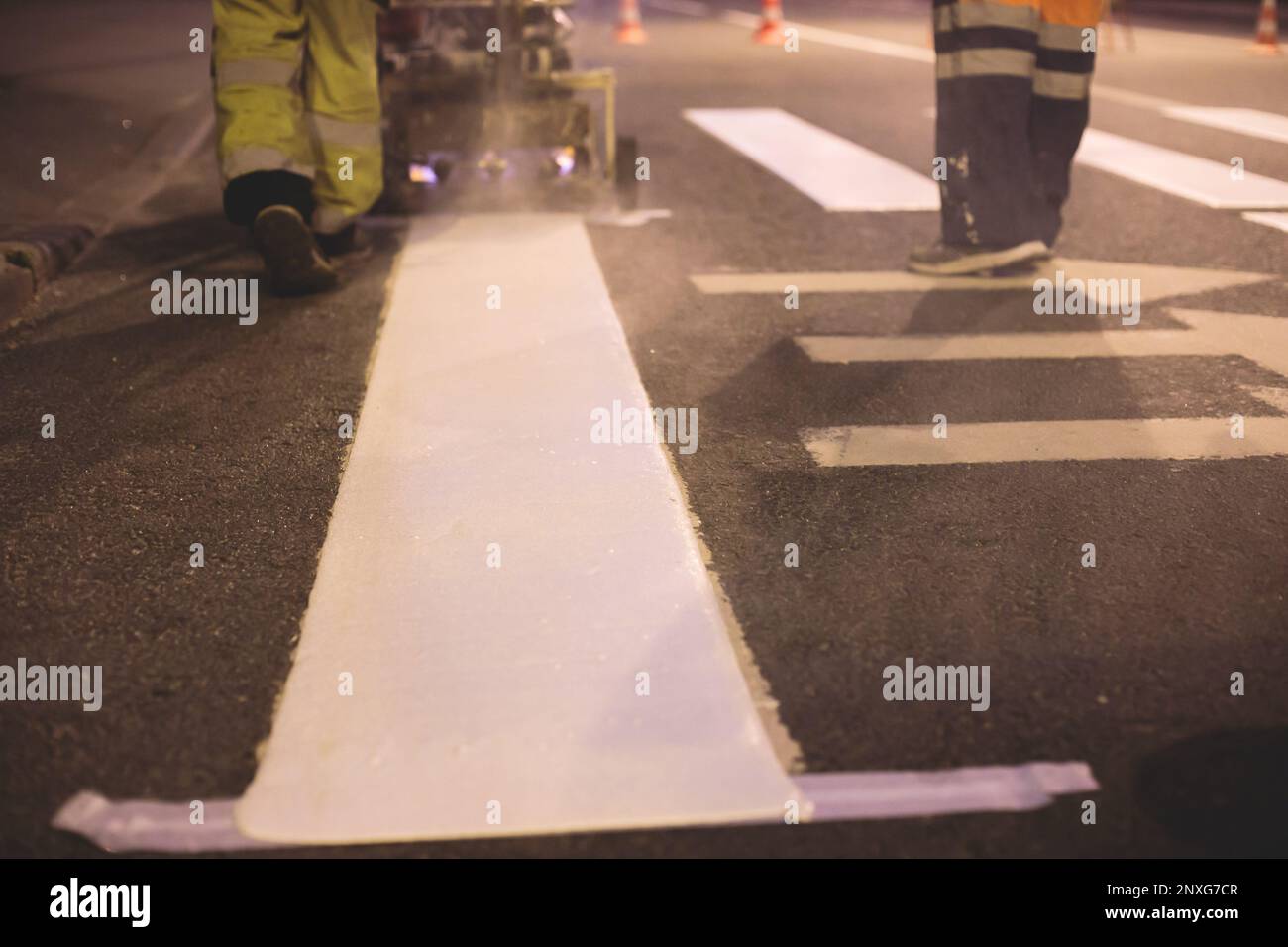 Processus de création de nouveaux marquages routiers avec une machine à ...