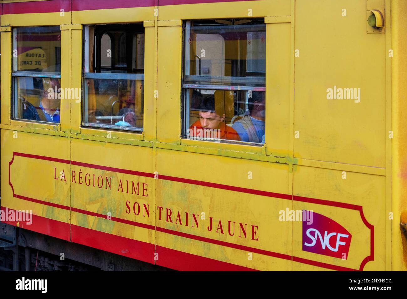 Passagers à la gare de Mont Louis la cabanasse. Le train jaune ou le ...