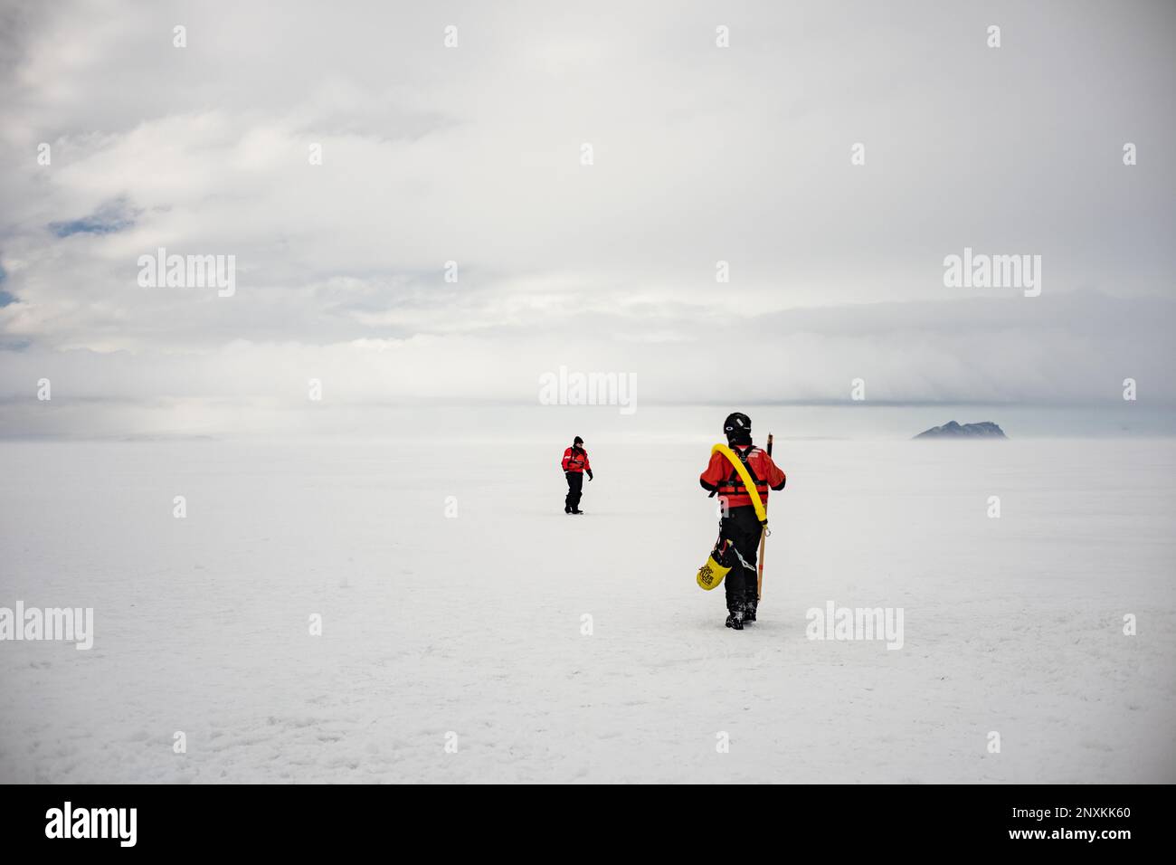 Le petit officier de classe 2nd Joel Behr et le maître de Petty de ...