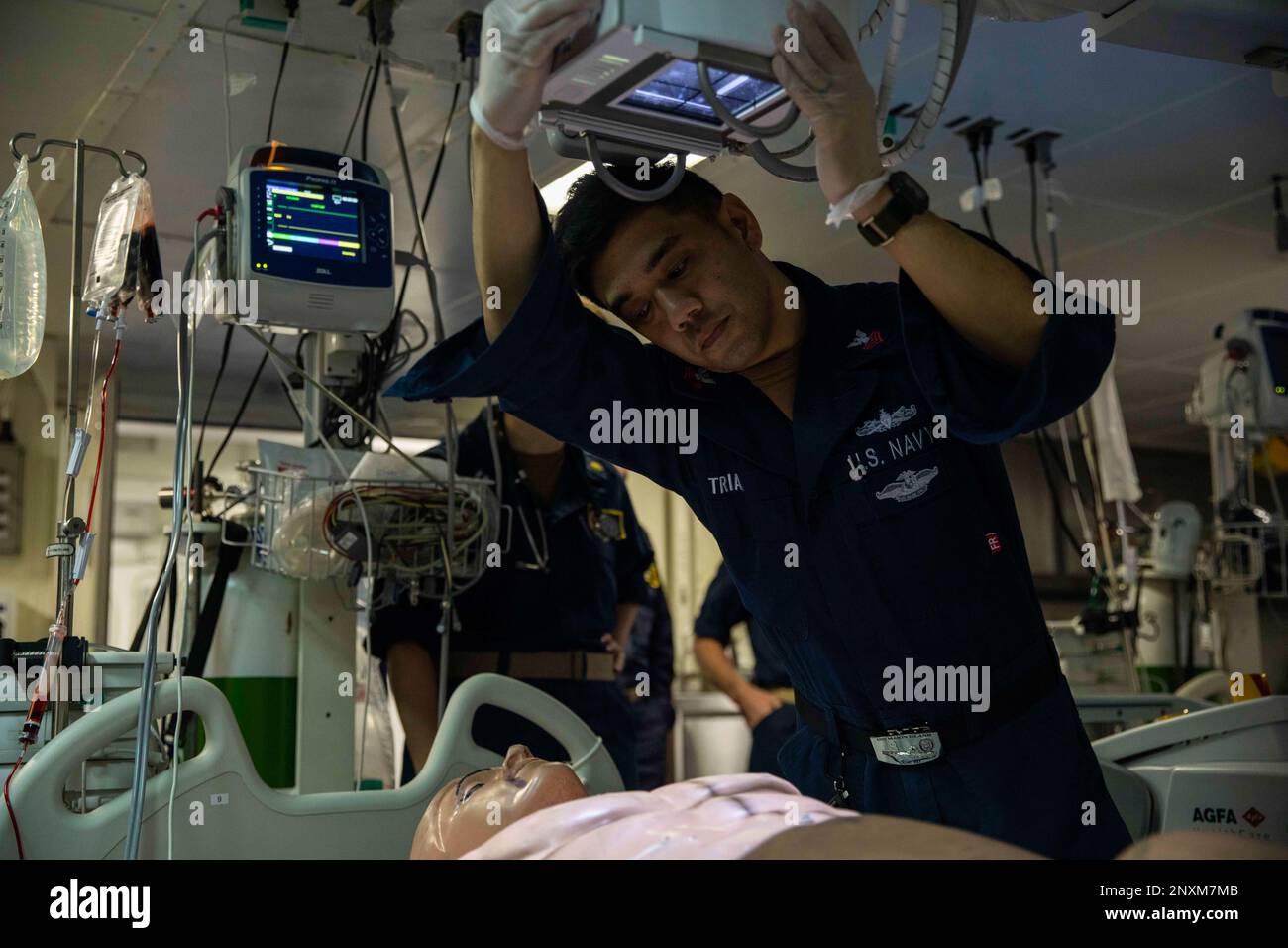 L'hôpital Corpsman 1st classe Alexanderace Trias, affecté à l'équipe ...