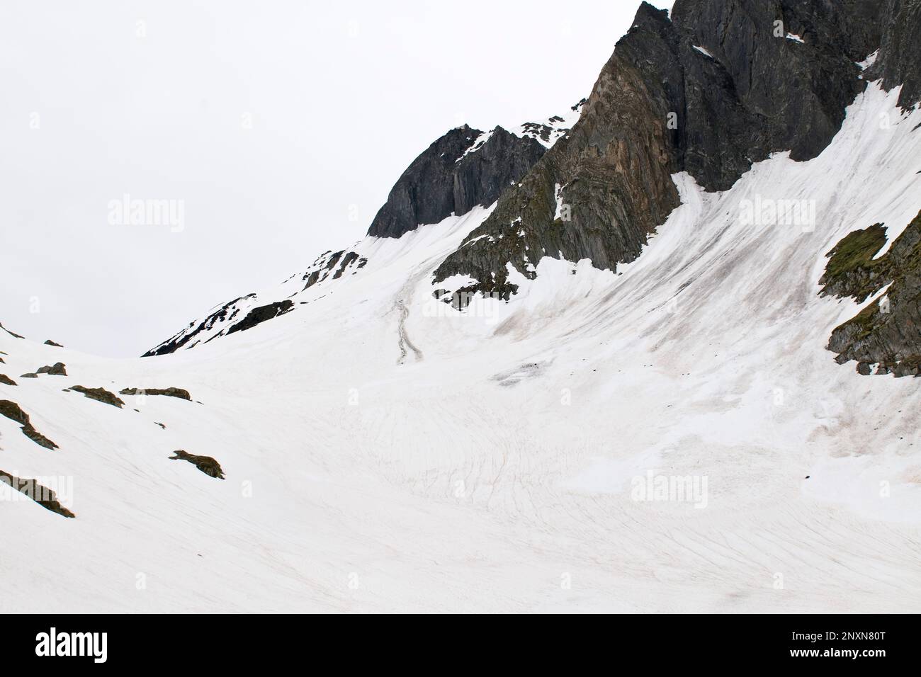 Mountain nufenen pass road snow switzerland Banque de photographies et ...