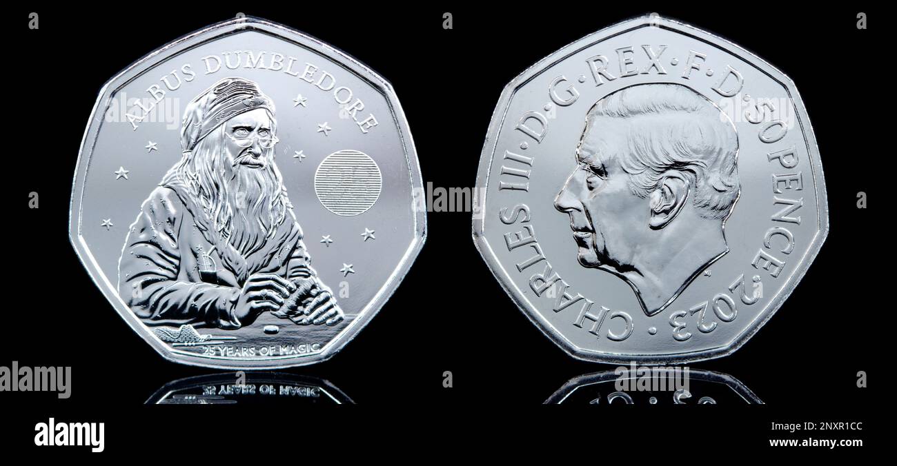 La première pièce de 50p du roi Charles III de 2023 avec le professeur ...