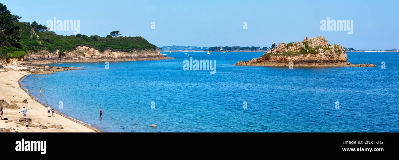 Carantec, France - 18 juillet 2021 : vue panoramique sur l'île du Roc'h ...