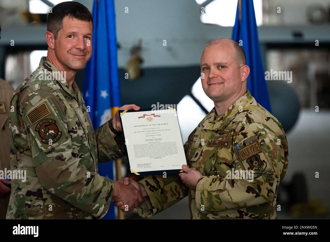 ÉTATS-UNIS Force aérienne Brig. Le général David R. Lopez (à gauche ...