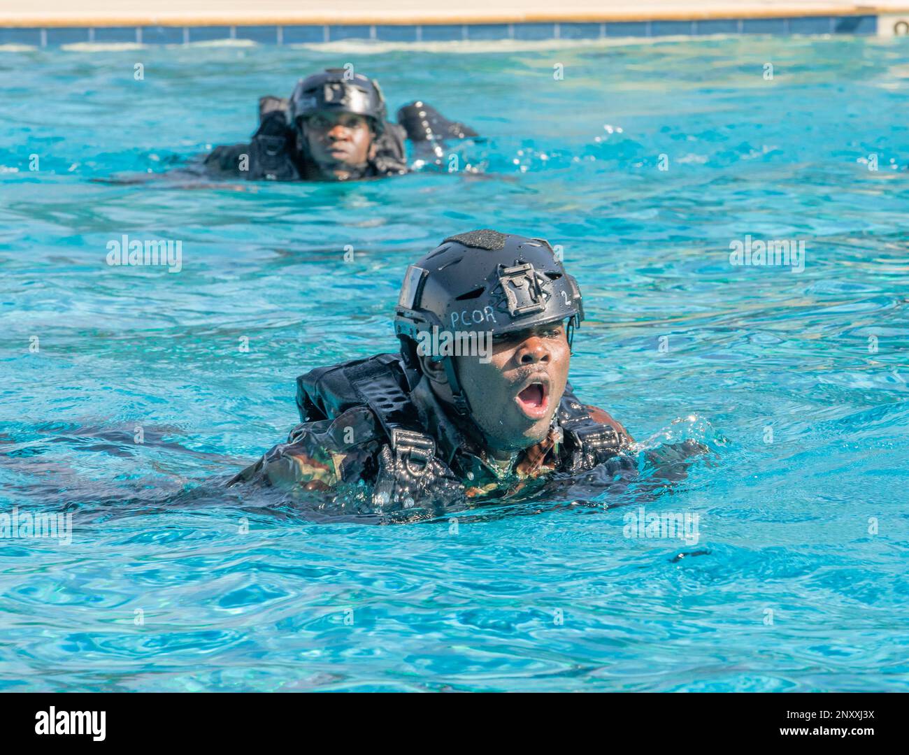 Les élèves de la nation partenaire participant au cours fluvial de ...