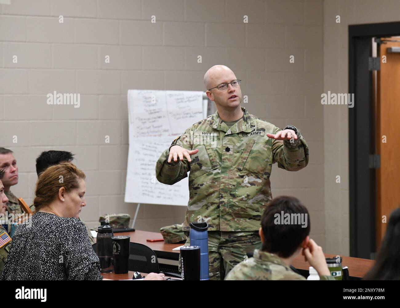 Le lieutenant-colonel Garrett W. Holt, commandant de la clinique de ...