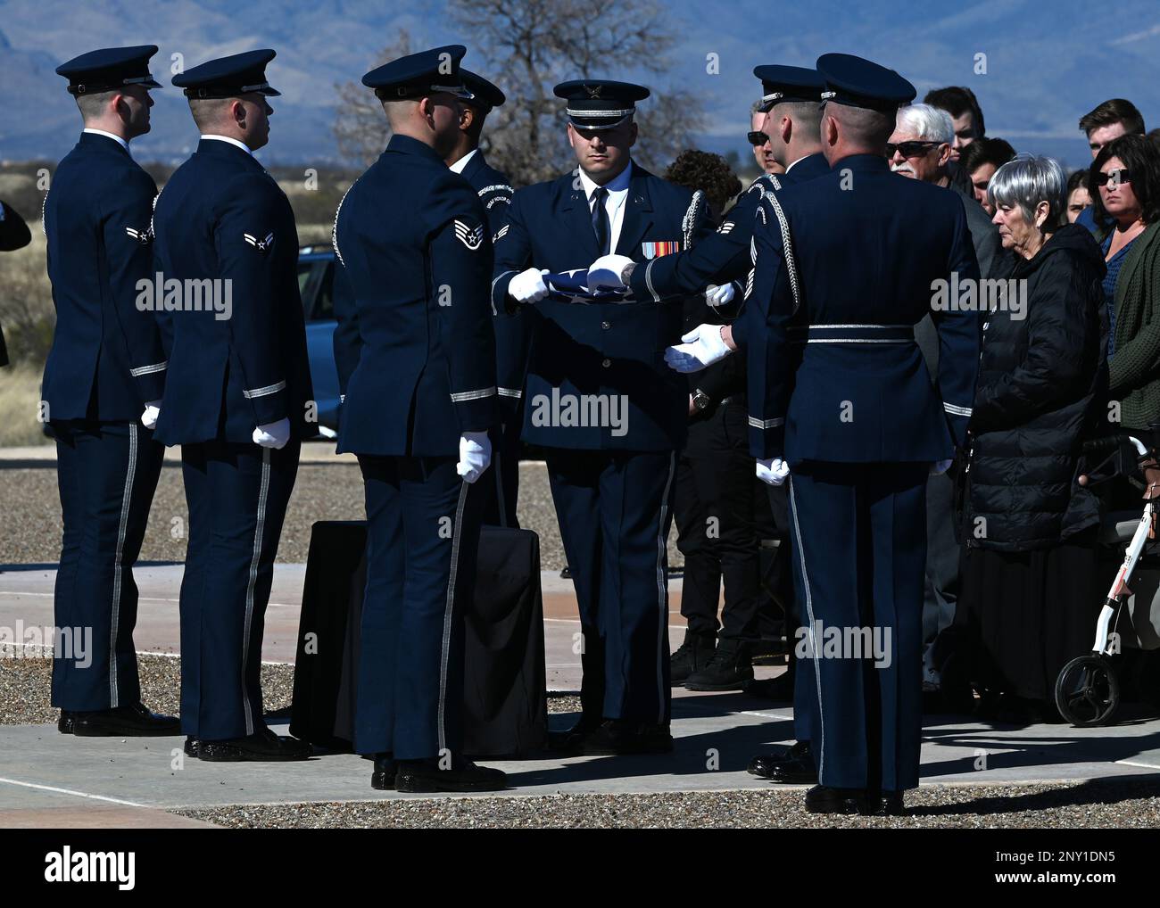 ÉTATS-UNIS Honneur de la Force aérienne Guardsman effectue un service de pliage de drapeau ...