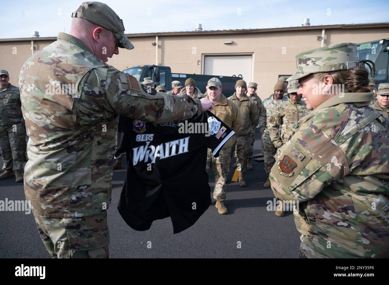 Le lieutenant-colonel Travis Rush (à gauche), commandant de l'escadron ...