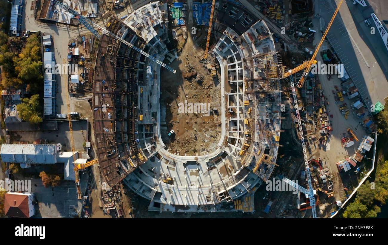 Vue de dessus de la construction du stade dans la ville. Films ...