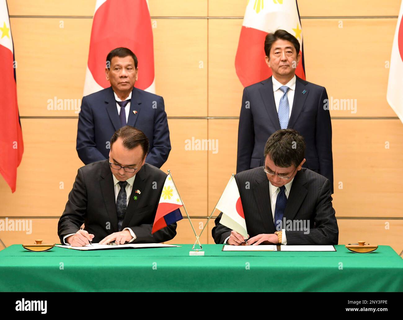 Philippine President Rodrigo Duterte, rear left, and Japanese Prime ...