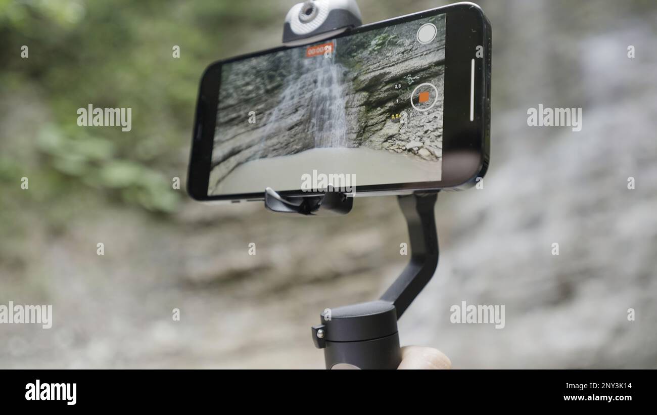 Tournage d'une cascade sur un nouvel iPhone. Action. Un nouveau modèle ...