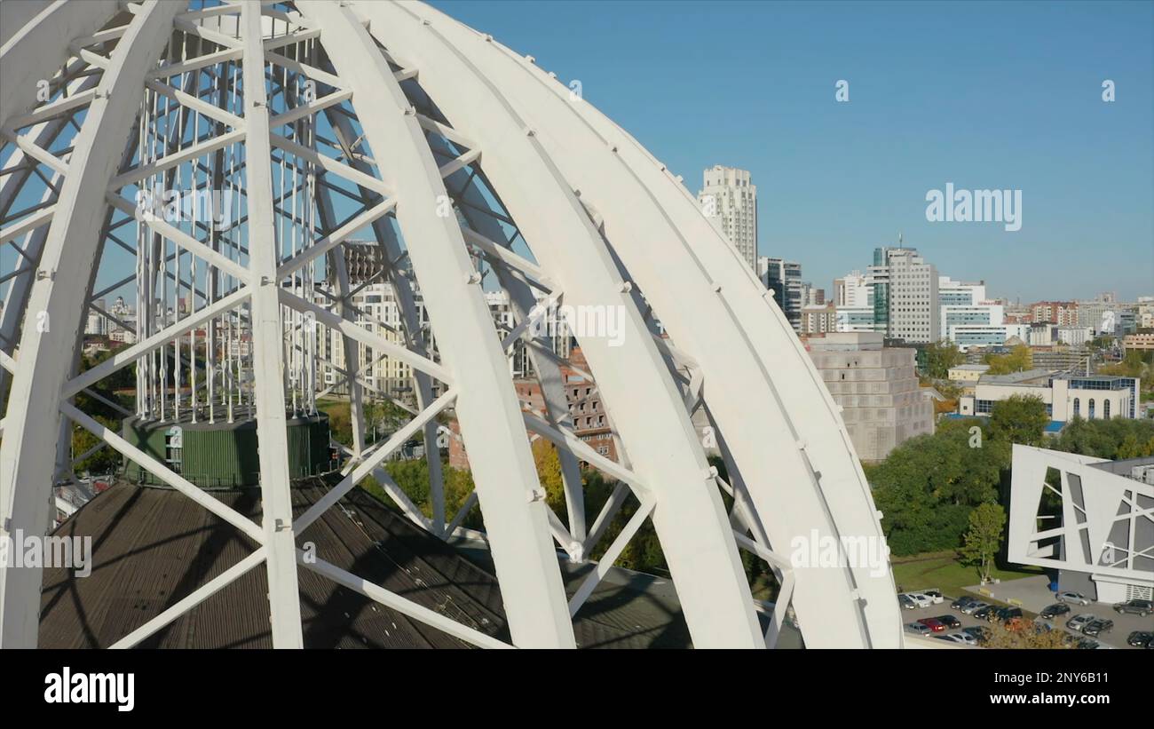 Vue de dessus de la structure bombée avec poutres. Films. Belle architecture de dôme métallique ...