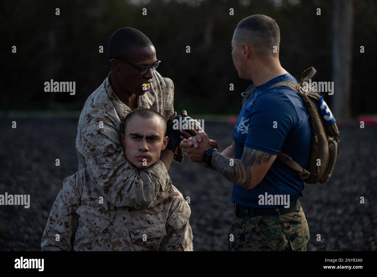 A ÉTATS-UNIS Instructeur de forage du corps maritime à la compagnie kilo, 3rd Recruit Training ...