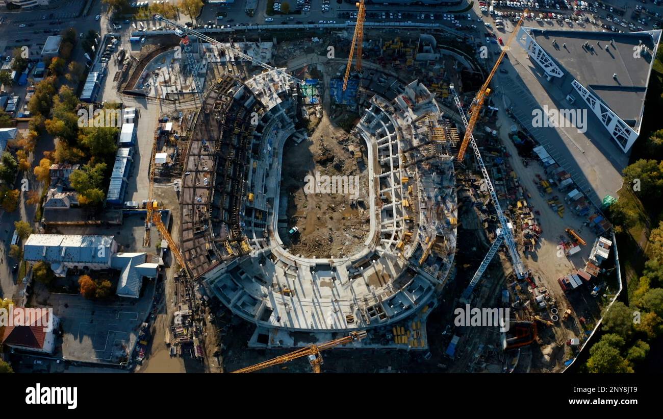 Processus de construction d'un stade, vue aérienne du dessus. Films ...