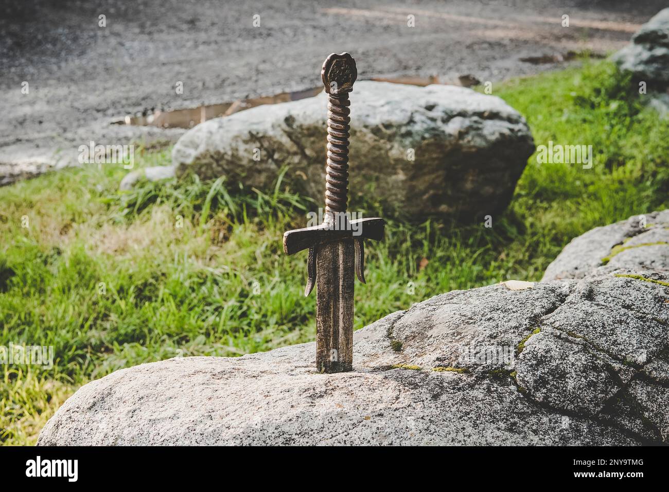 excalibur la célèbre épée dans la pierre du roi Arthur. Légende du roi ...
