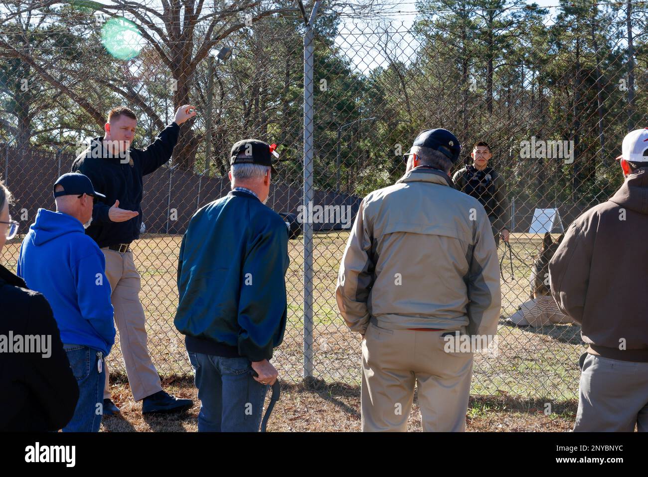 Le lieutenant Kyle Drellack, au centre, maître de chenil de la Marine ...