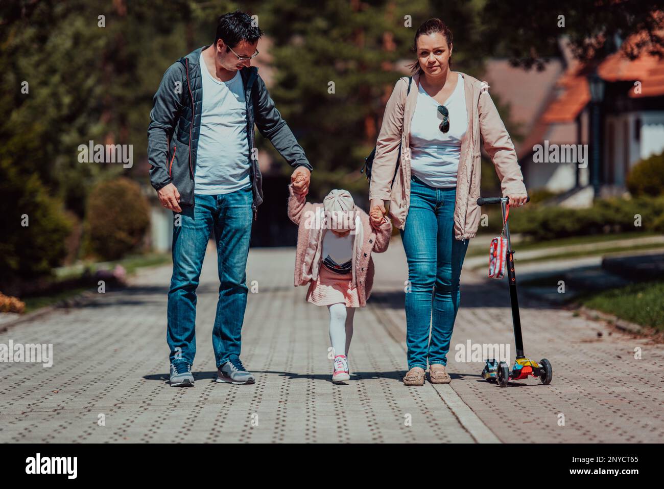 Détente en famille dans le parc. Une famille heureuse passe du temps ...