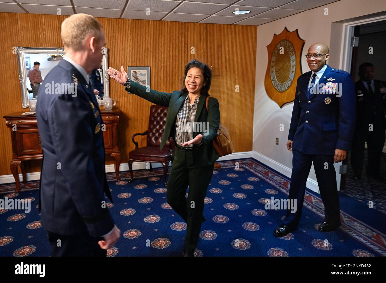 Sharene Brown et le chef d'état-major de la Force aérienne, le général ...