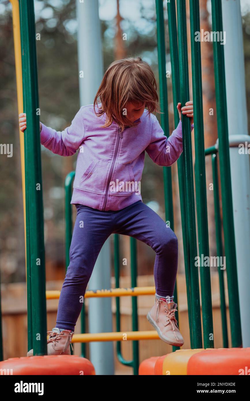 Une petite fille jouant dans le parc. Le concept de socialisation ...