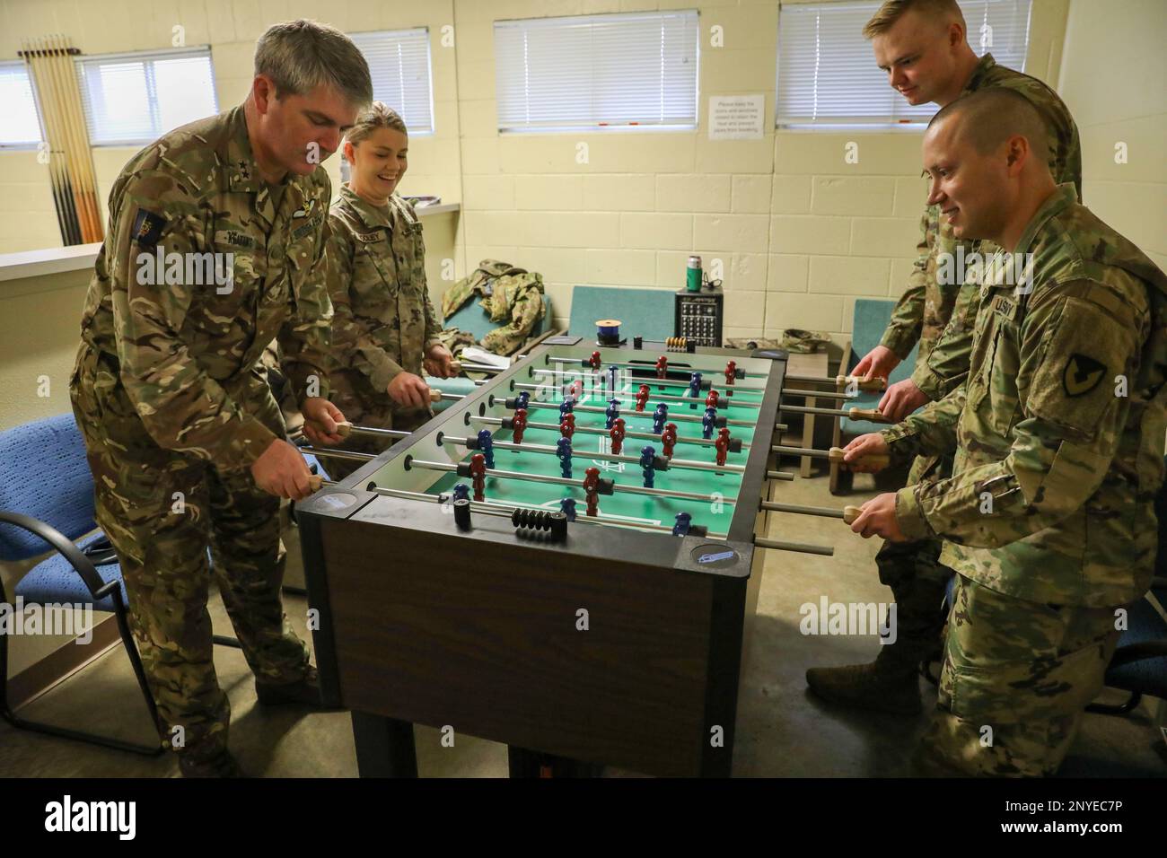 Le général de division Michael Keating, commandant adjoint, III Armored ...