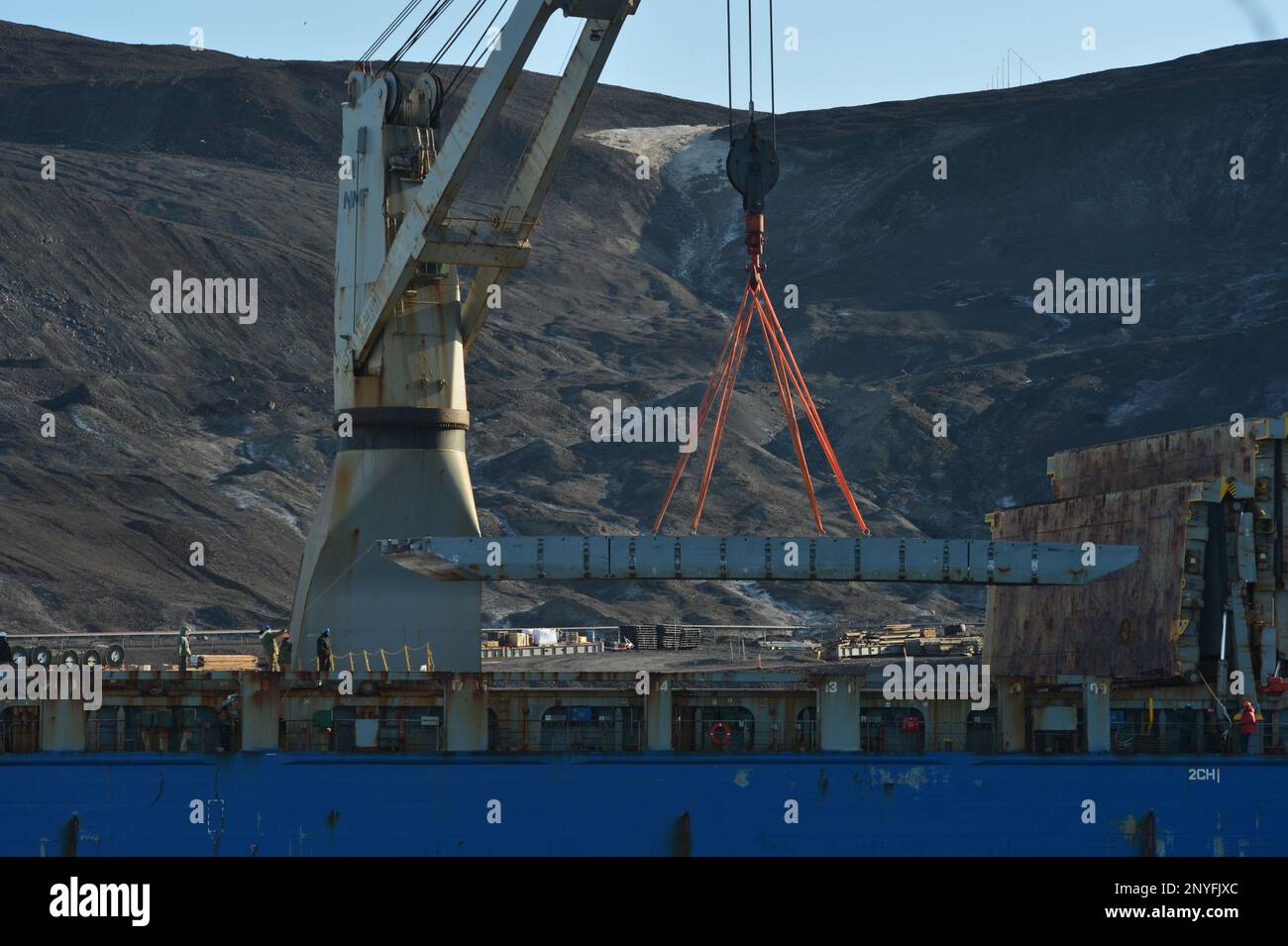 Les marins du Bataillon de manutention du fret de la Marine (NCHB) 1 et ...