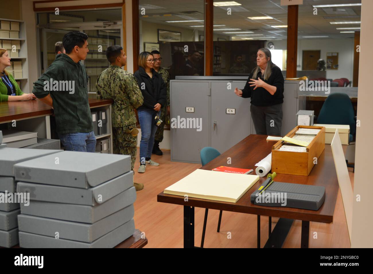 Tonia Deetz-Rock, conservatrice et directrice adjointe du musée naval ...