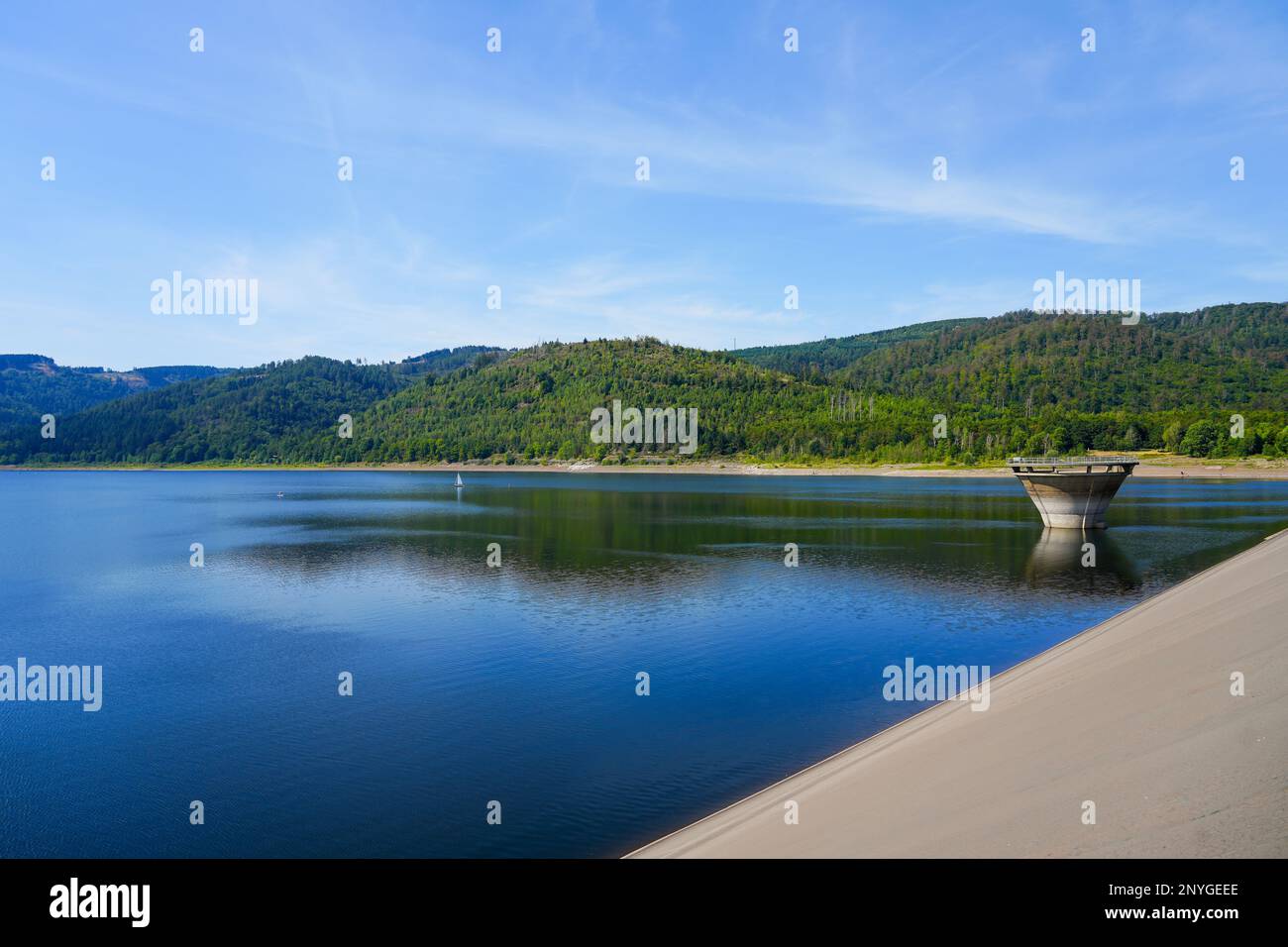 Vue sur l'Innerstetalsperre avec la nature environnante. Paysage au ...
