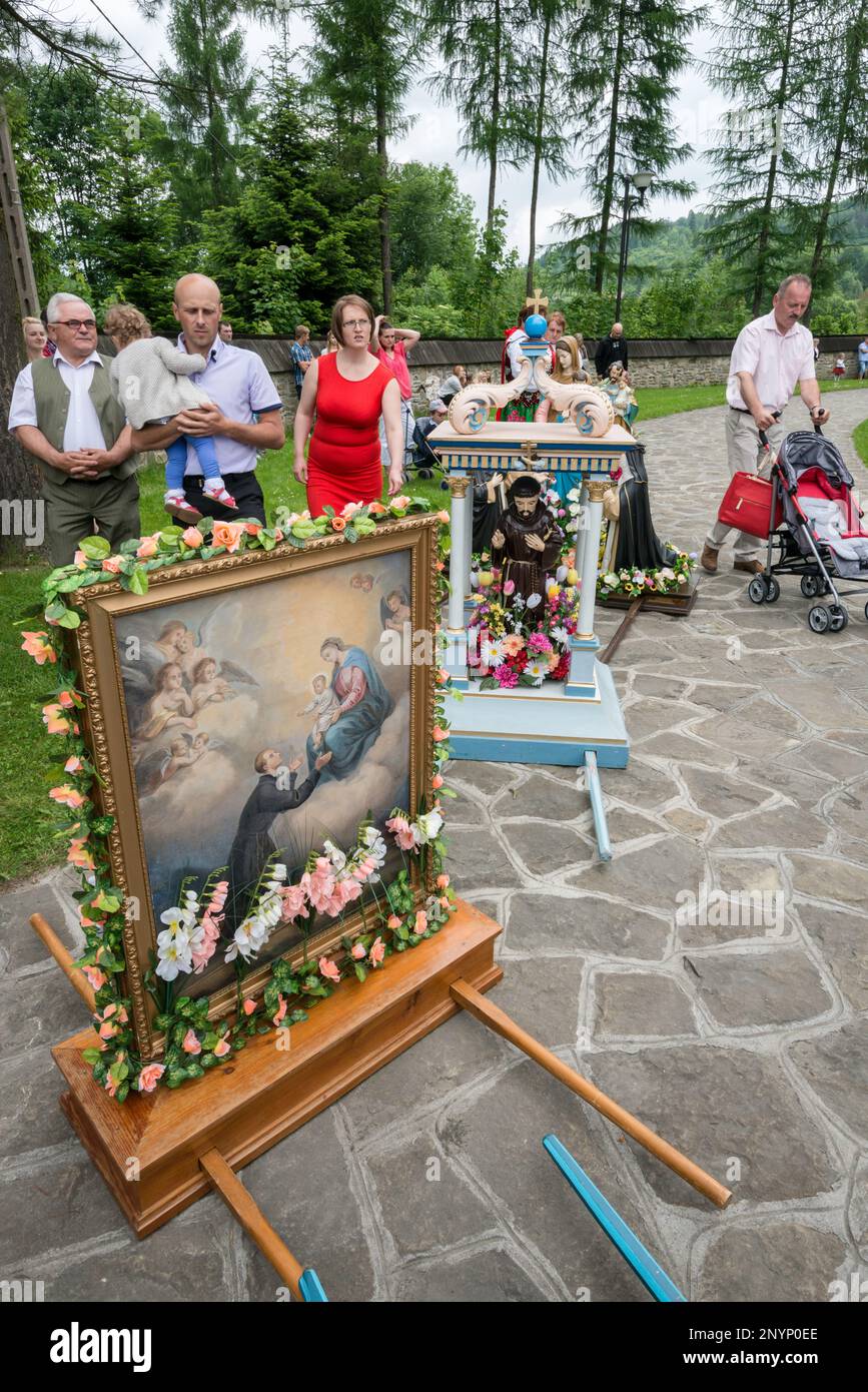 Sainte figure et peinture, dans la cour de l'église, célébration de ...