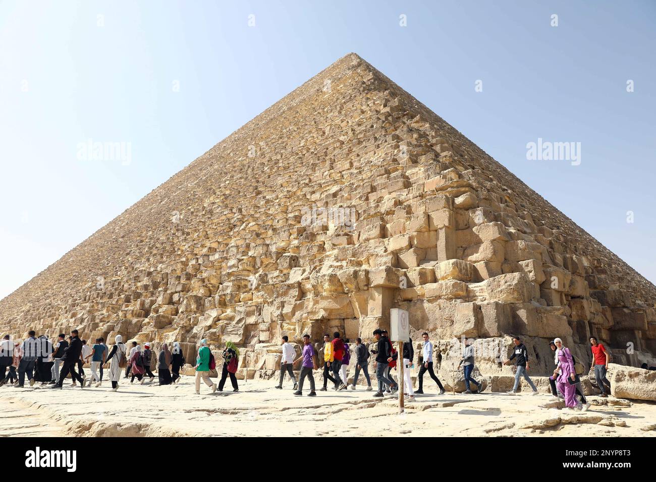 Le Caire, Égypte. 2nd mars 2023. Les touristes visitent la pyramide de ...