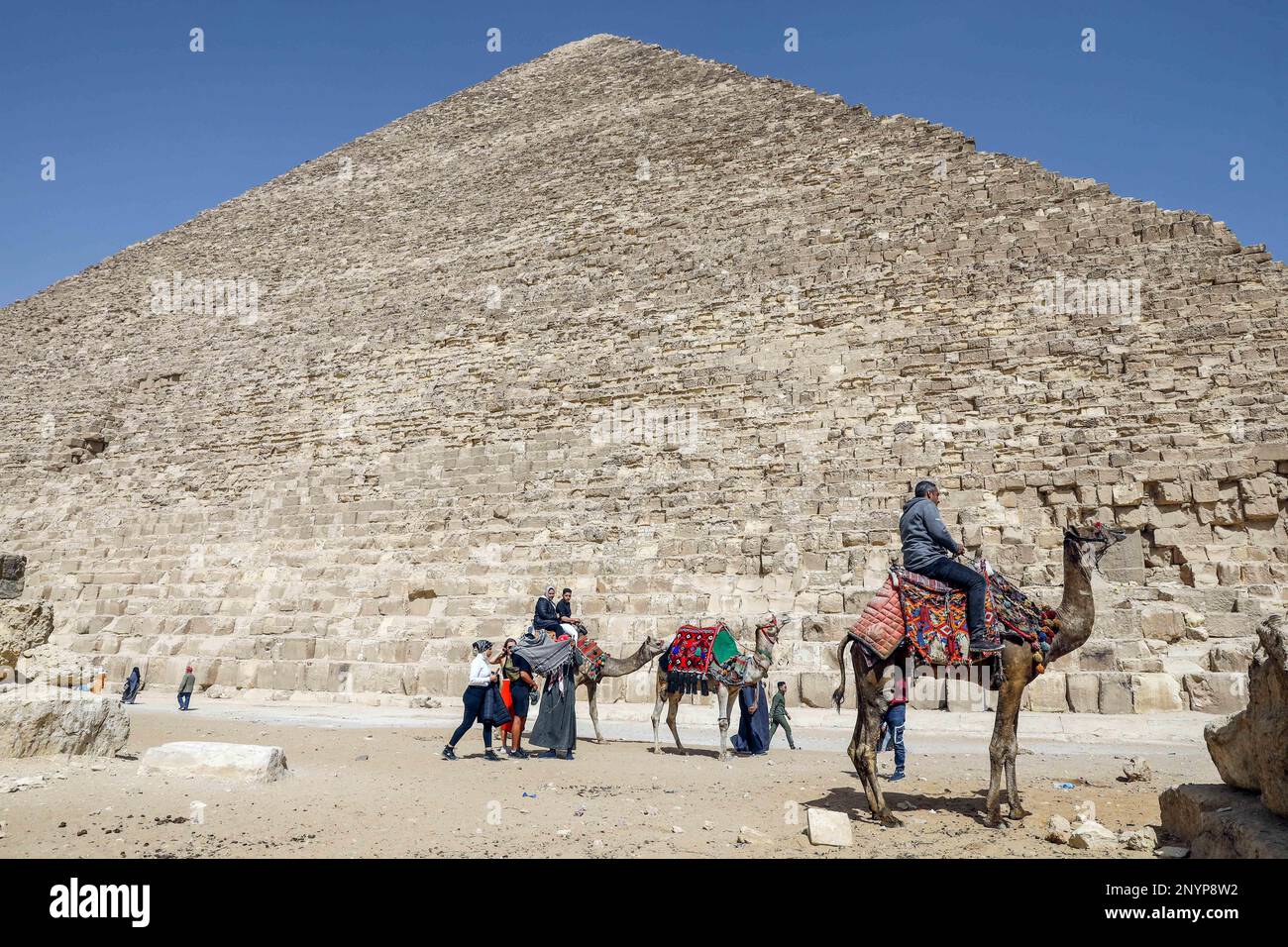 Le Caire, Égypte. 2nd mars 2023. Les touristes visitent la pyramide de ...