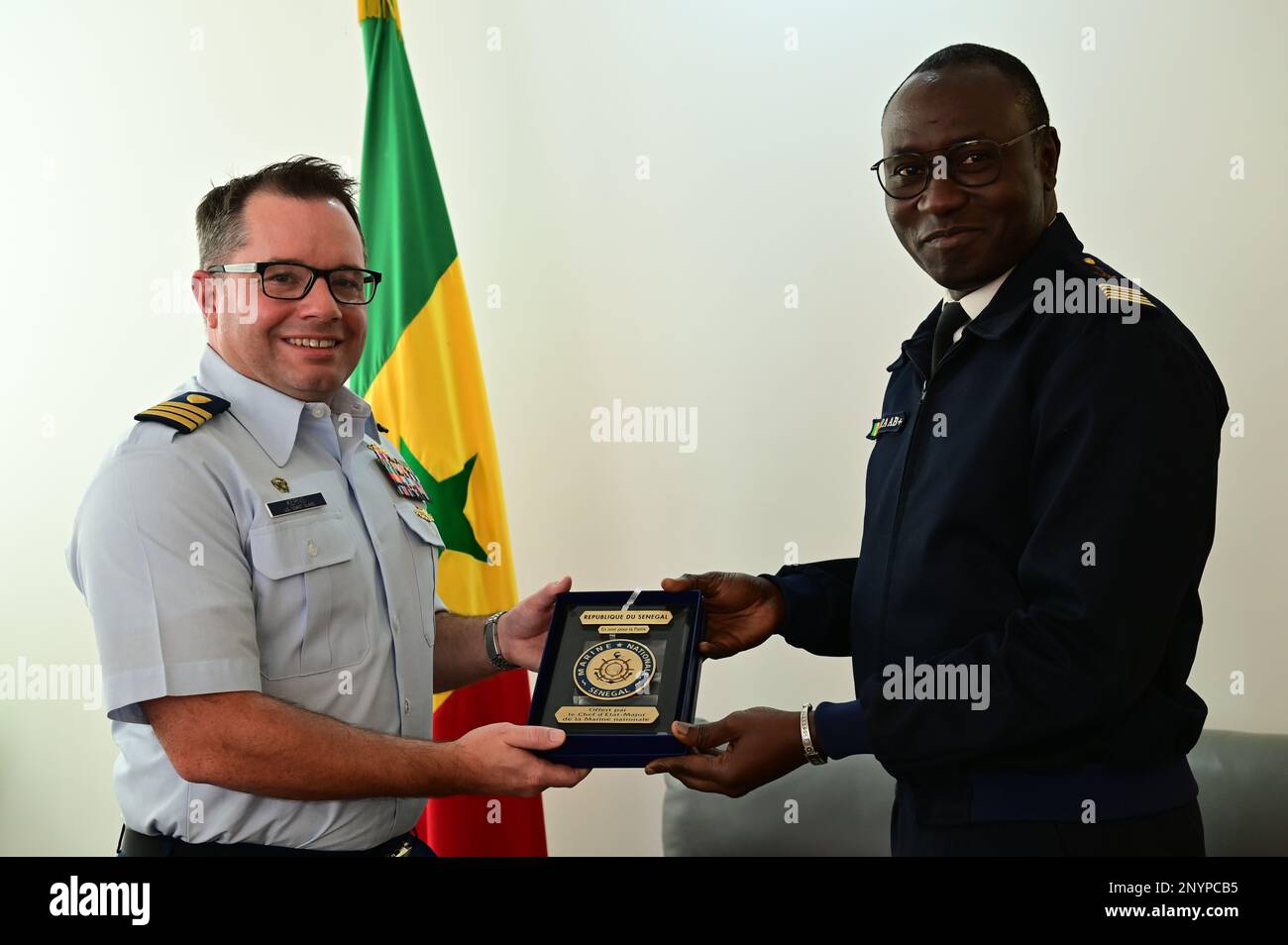 ÉTATS-UNIS Garde côtière Cmdr. Corey Kerns, commandant de l'USCGC ...