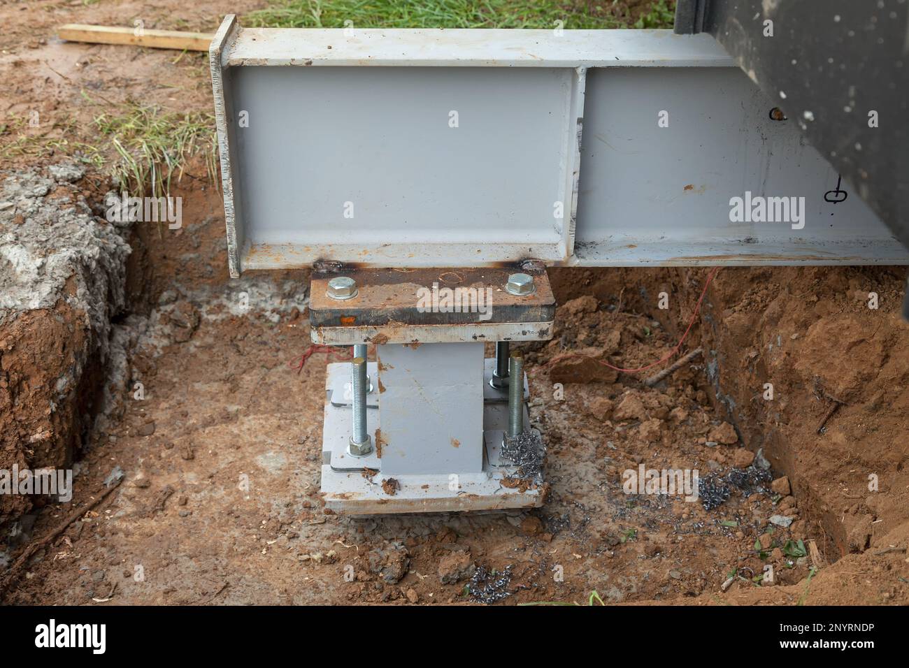 Les fondations en béton supportent les colonnes métalliques. La base de ...