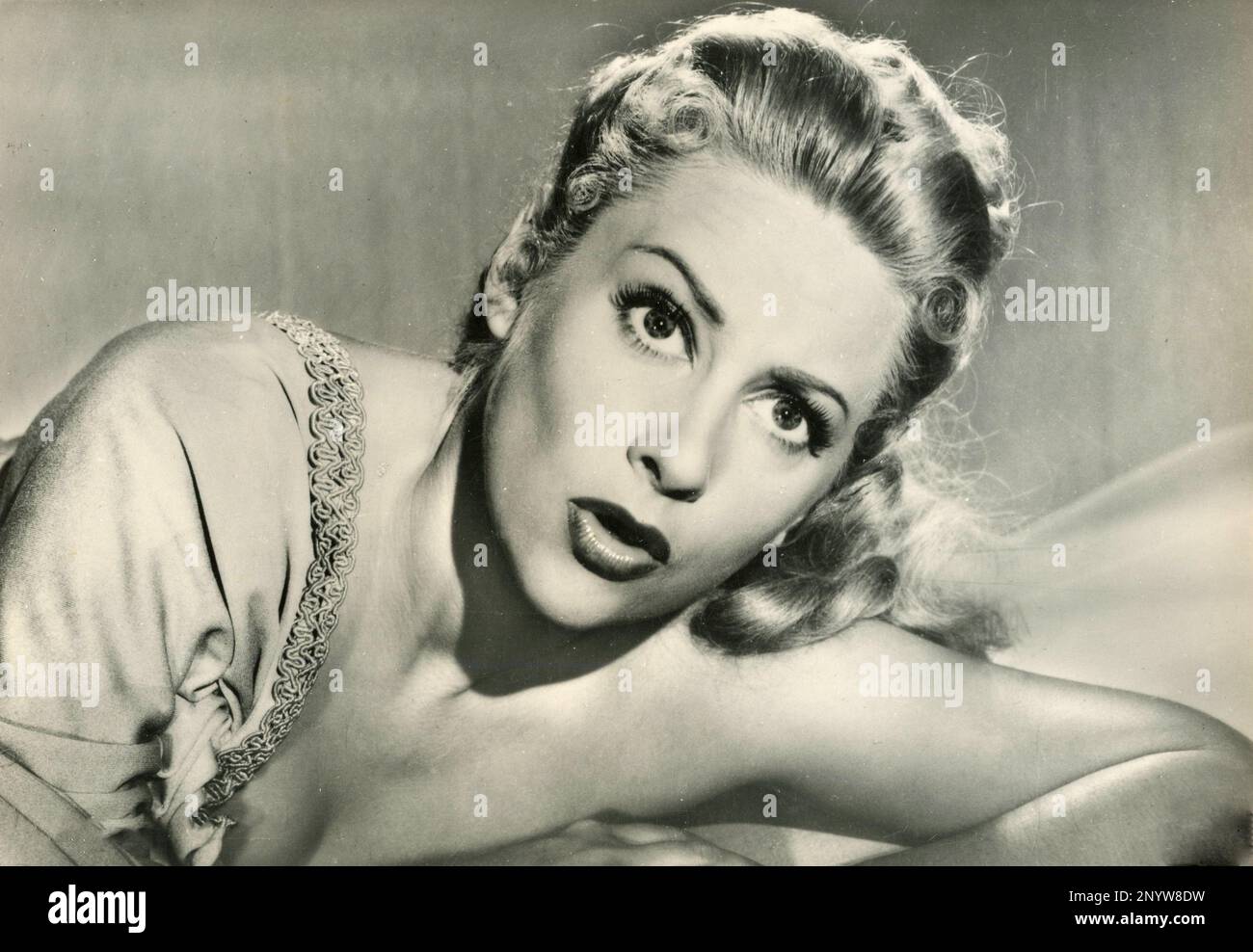 L'actrice française Martine Carol dans le film Daughters of Destiny ...