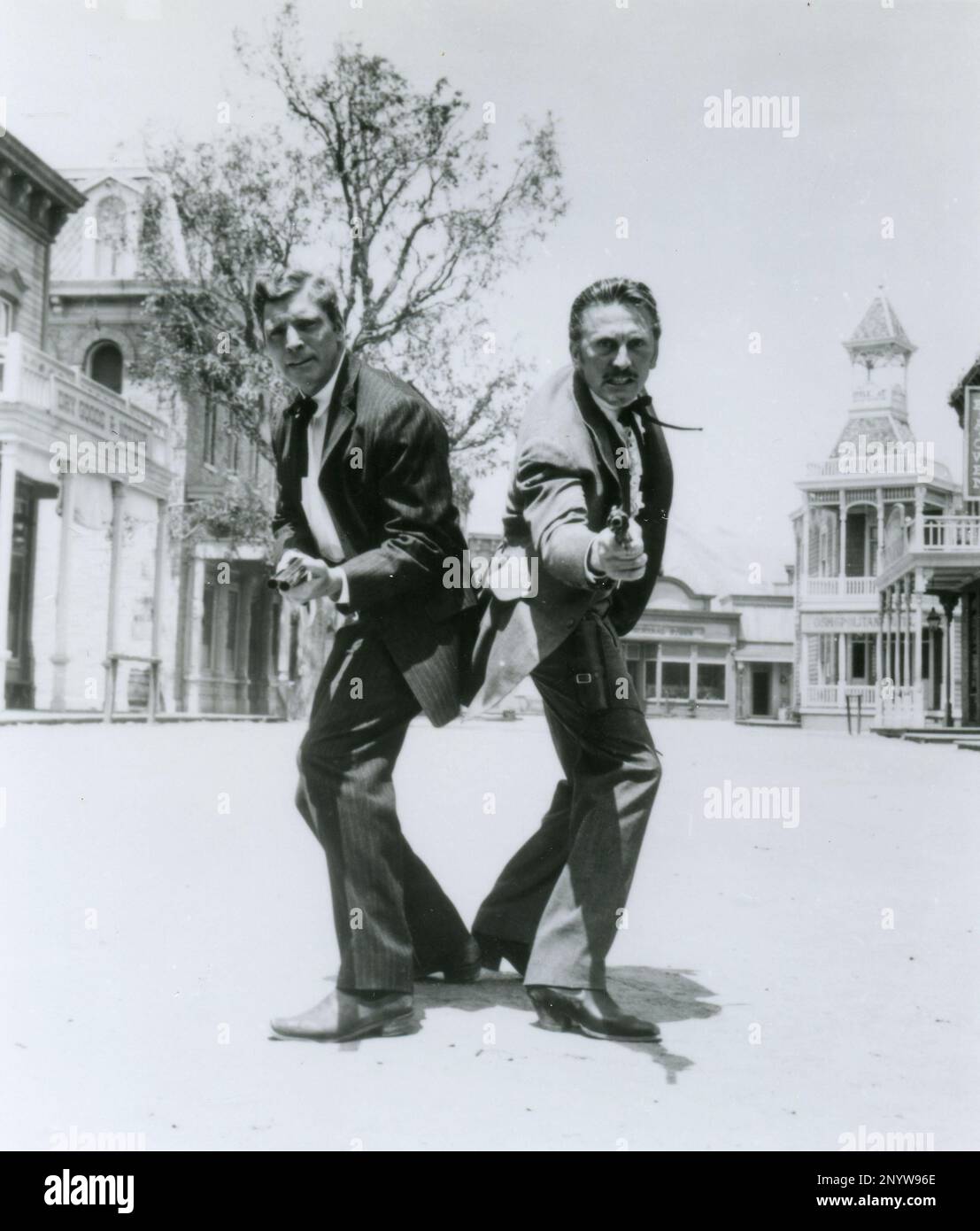Les acteurs américains Burt Lancaster et Kirk Douglas dans le film Gunfight à l'OK Corral, USA ...