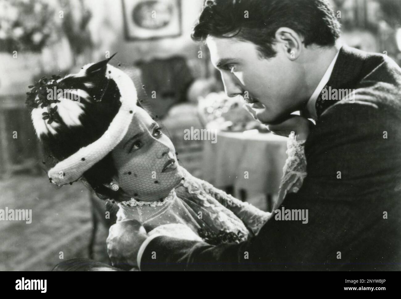 L'actrice anglaise Merle Oberon et l'acteur George Reeves dans le film ...