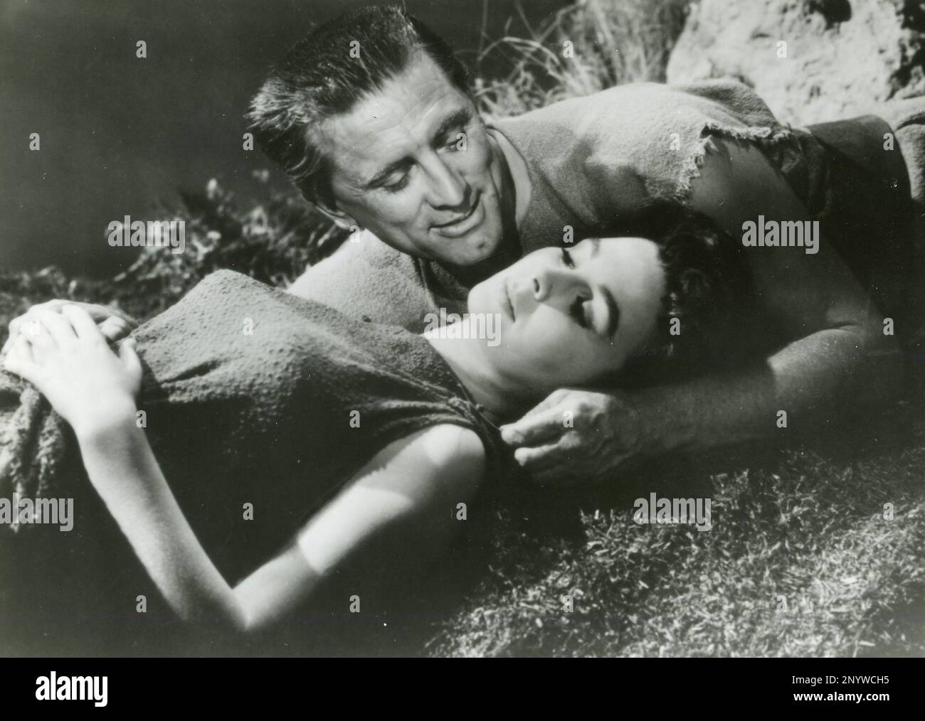 L'acteur américain Kirk Douglas et l'actrice Jean Simmons dans le film ...