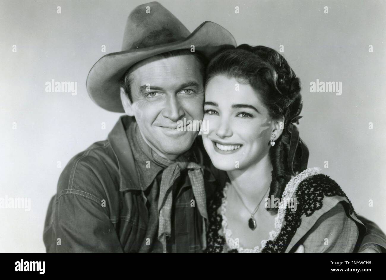 Les acteurs américains James Stewart et l'actrice Julia Adams dans le ...