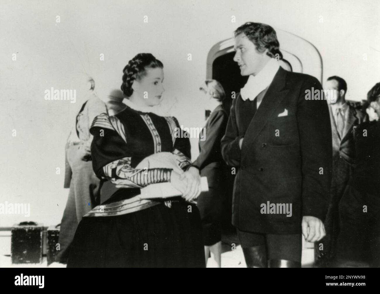 L'acteur Errol Flynn et l'actrice Brenda Marshall dans le film The Sea ...