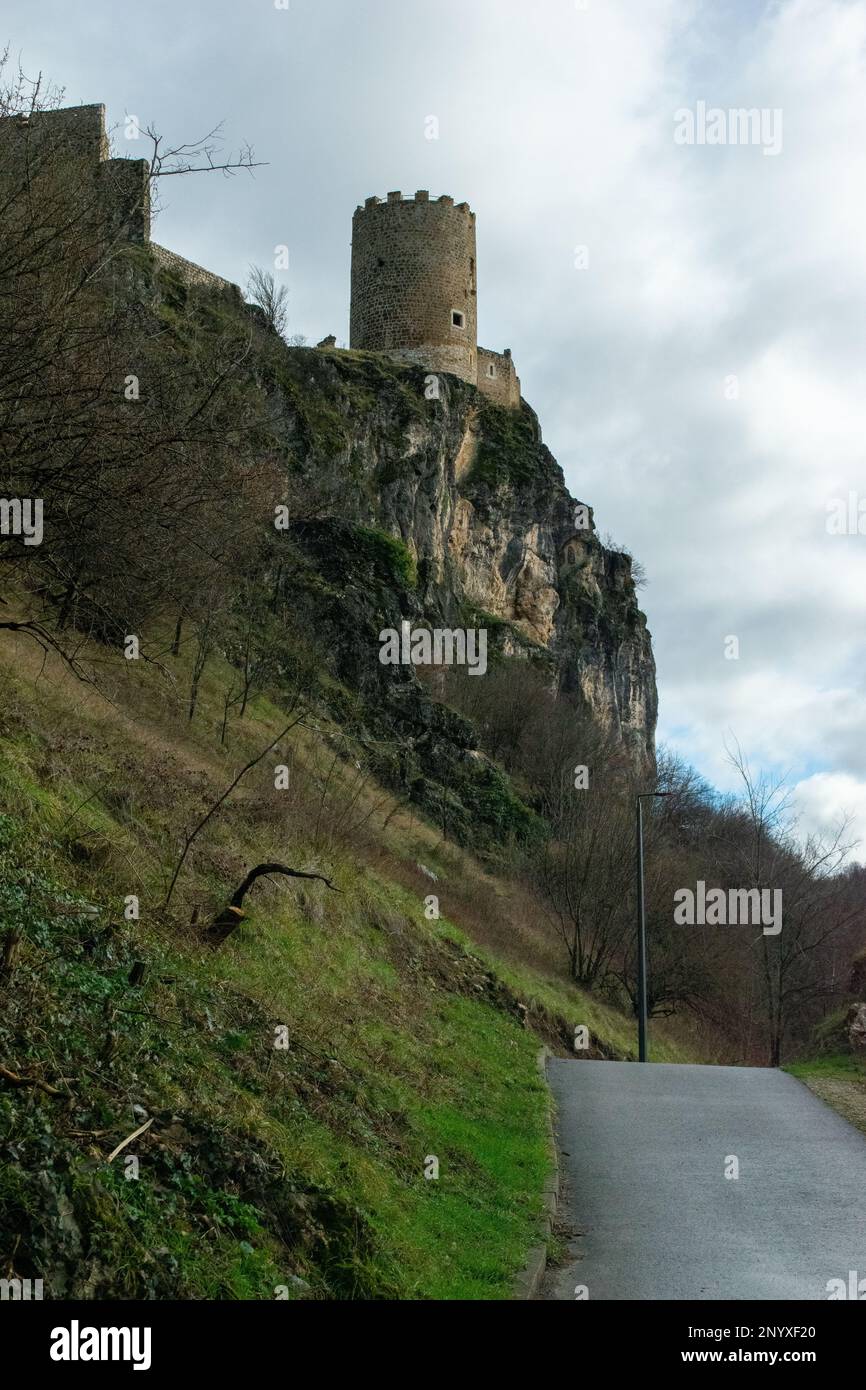 Ancienne fortification, château, tour de guet utilisée par les soldats ...