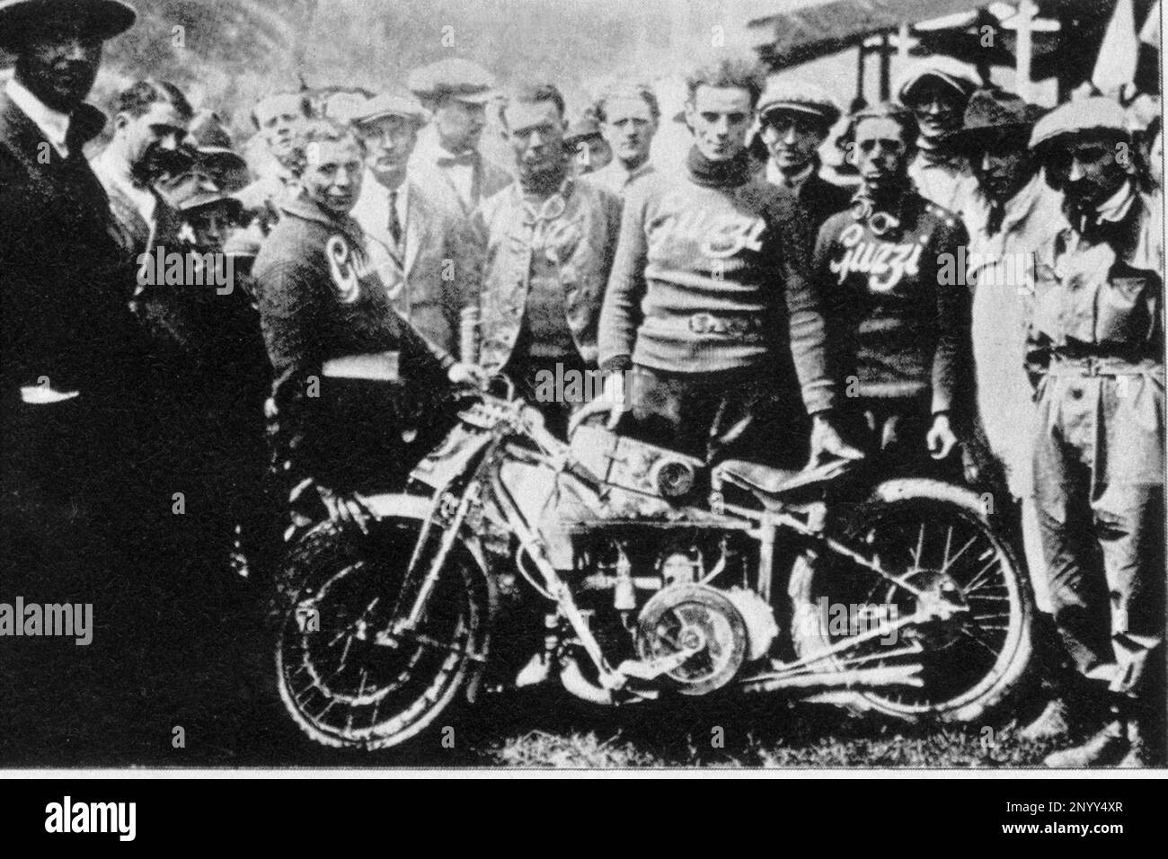 1923 , Italie : le célèbre pilote Biker 2nd de la gauche CARLO GUZZI ...