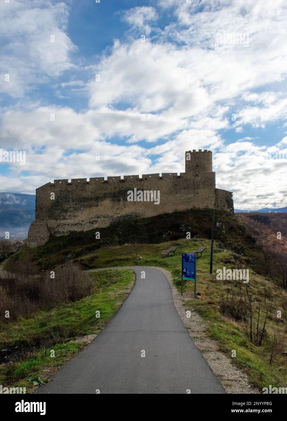 Ancienne fortification, château, tour de guet utilisée par les soldats ...