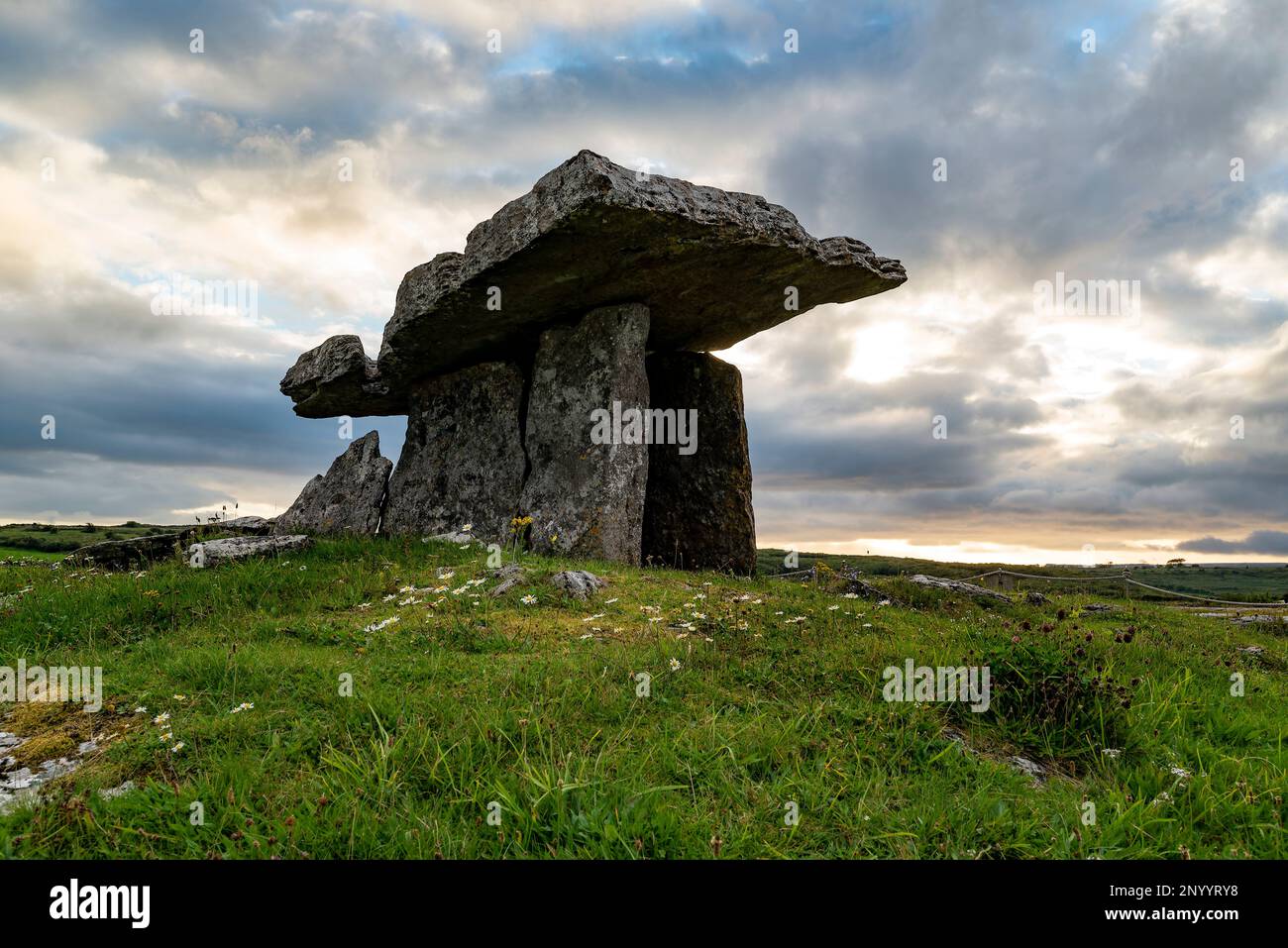Le légendaire Dolmen de Poulnabrone, l'une des attractions touristiques ...