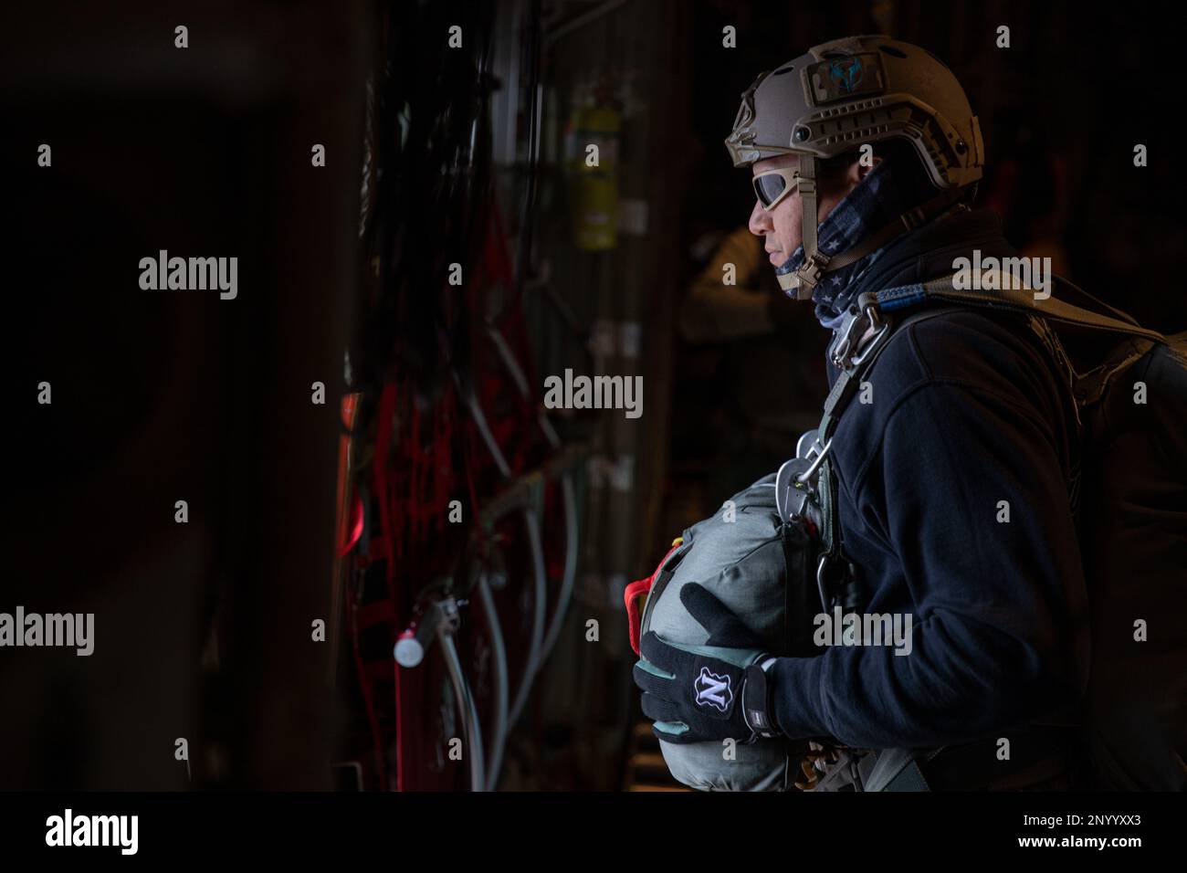 Marcos Perez, un monteur de parachute du ministère de la Défense avec ...
