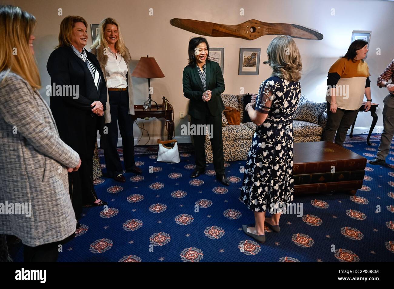 Sharene Brown, au centre, parle avec les membres de la famille du ...