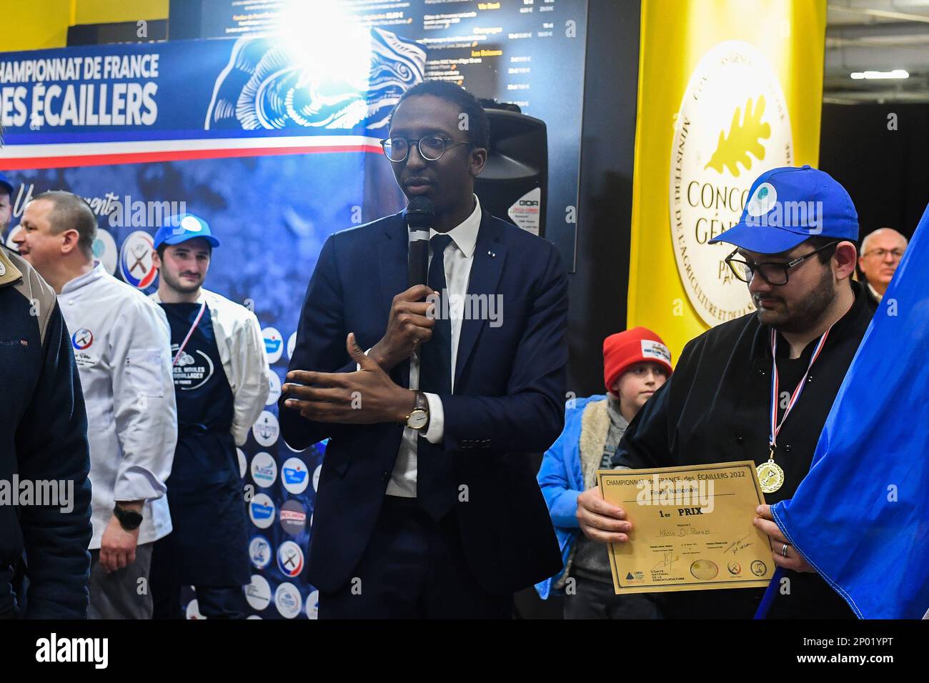 Herve Berville remette son trophee au champion de France des Ecailleurs ...