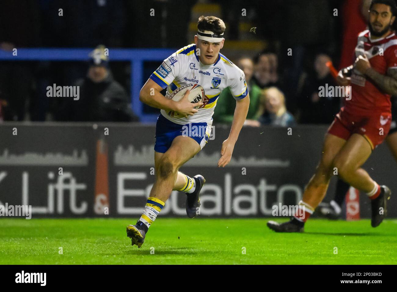 Josh Thewlis #2 de Warrington Wolves va pour un trylors de la Super ...