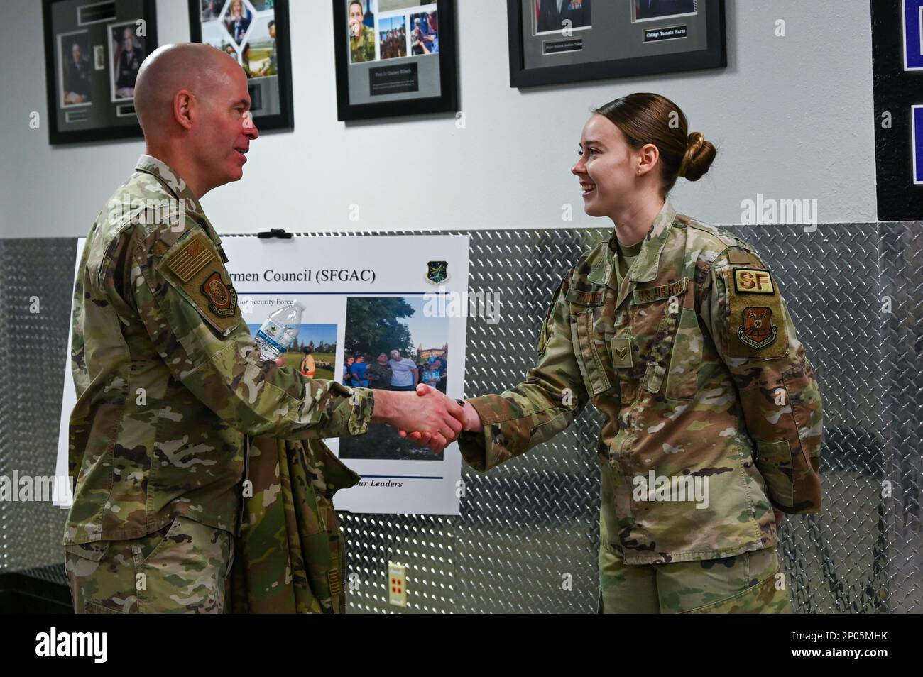 Le général de division Mike Lutton, commandant de la Force aérienne de ...