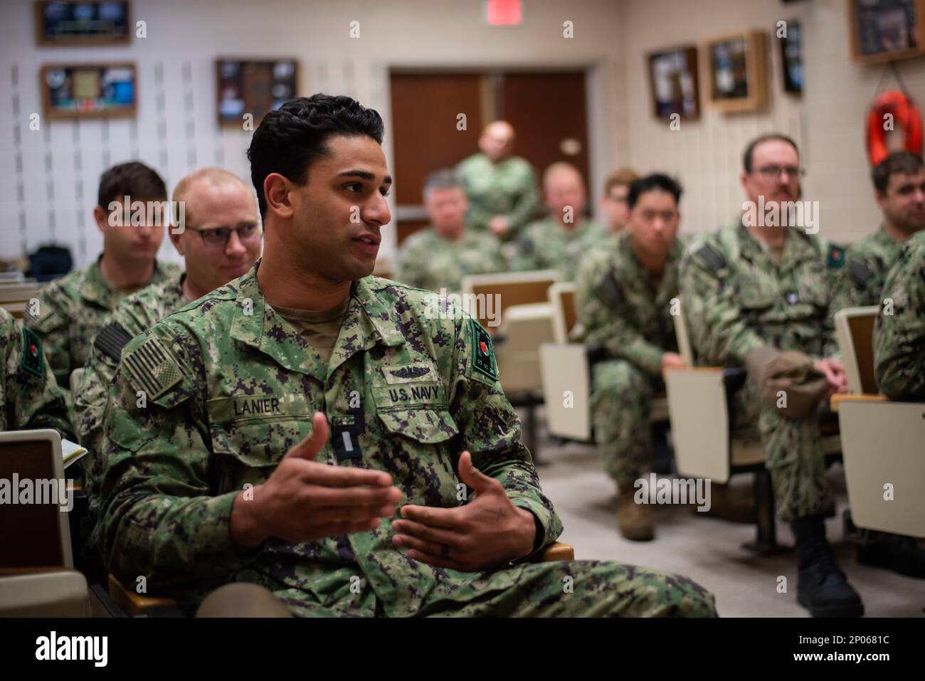 230222-N-TH560-1080 NORFOLK, Virginie (le 22 février 2023) – les marins ...