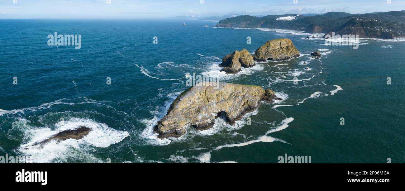 La lumière du soleil brille sur des tas de mer accidentés au large de ...